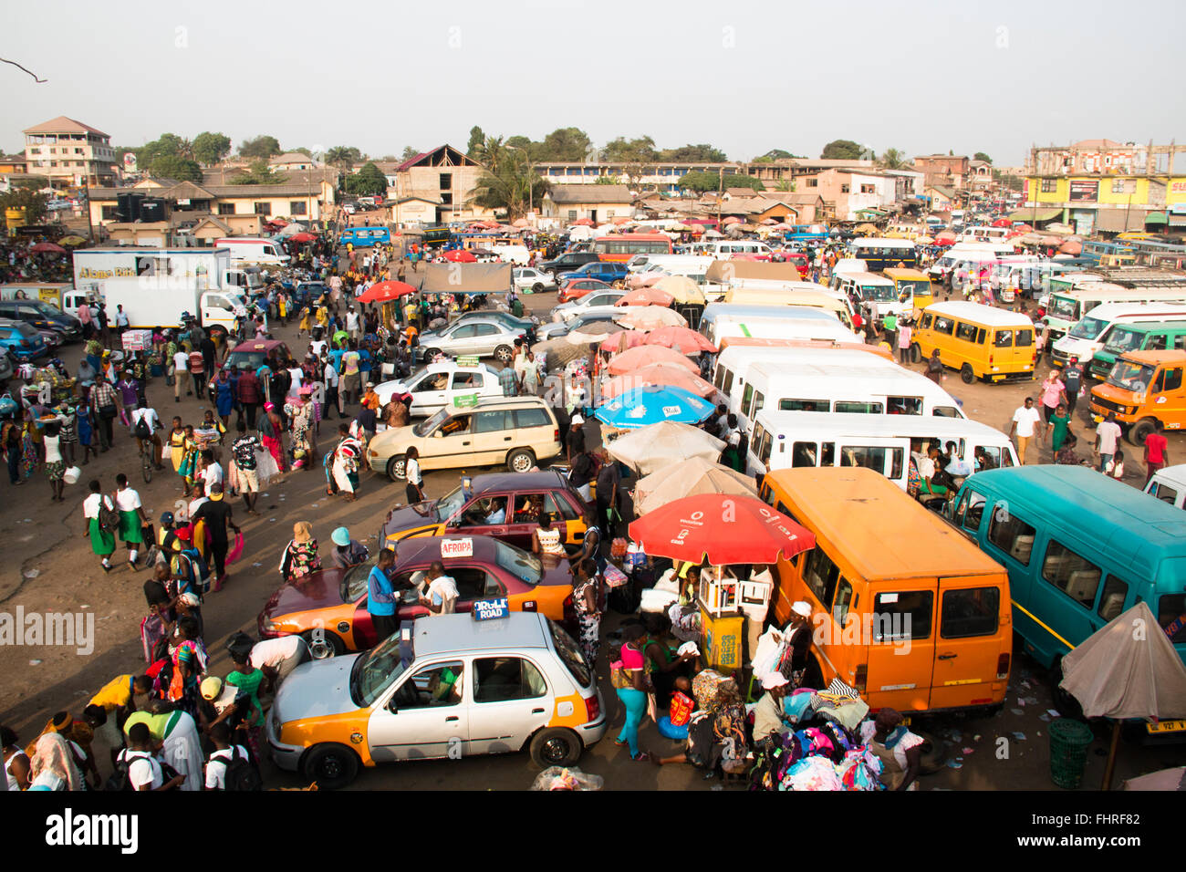 ACCRA, GHANA - Januar 2016: Der Bus und Tro-Tro Station am Kaneshi ...