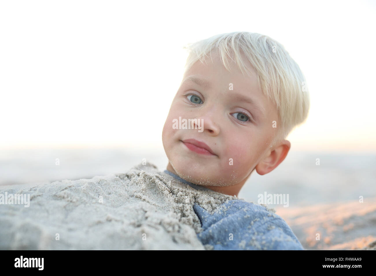 Spaß am Strand. Spaß im Sand am Strand. Kind am Strand. Fröhlichen ...