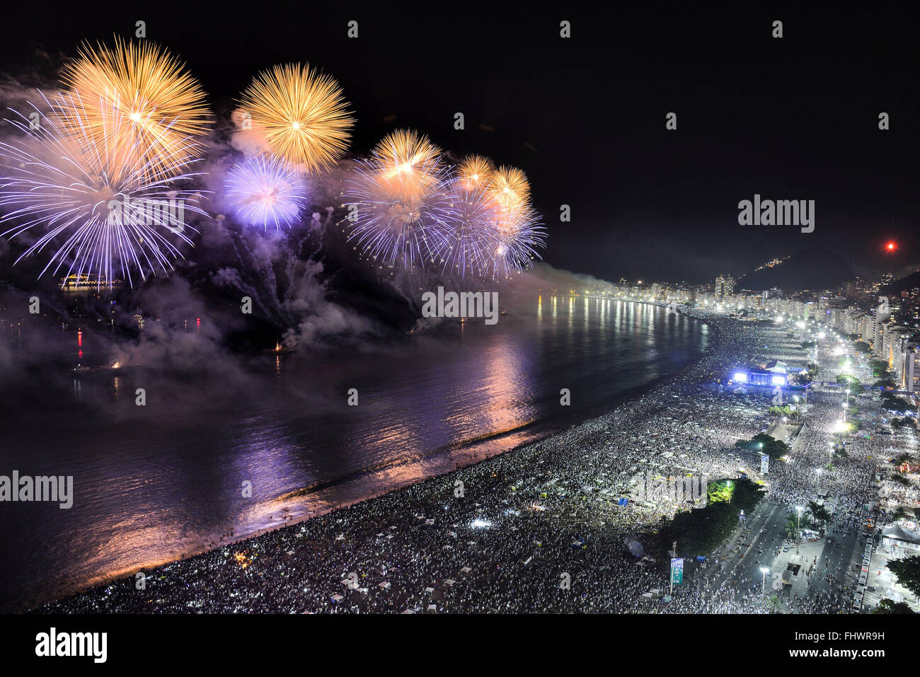Feuerwerk an Silvester Party am Strand der Copacabana Stockfotografie ...