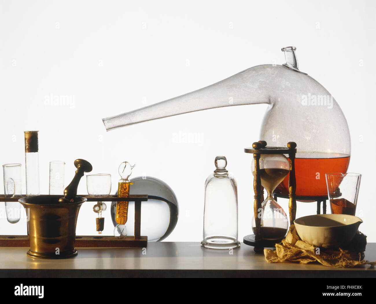 Alchemy equipment -Fotos und -Bildmaterial in hoher Auflösung – Alamy