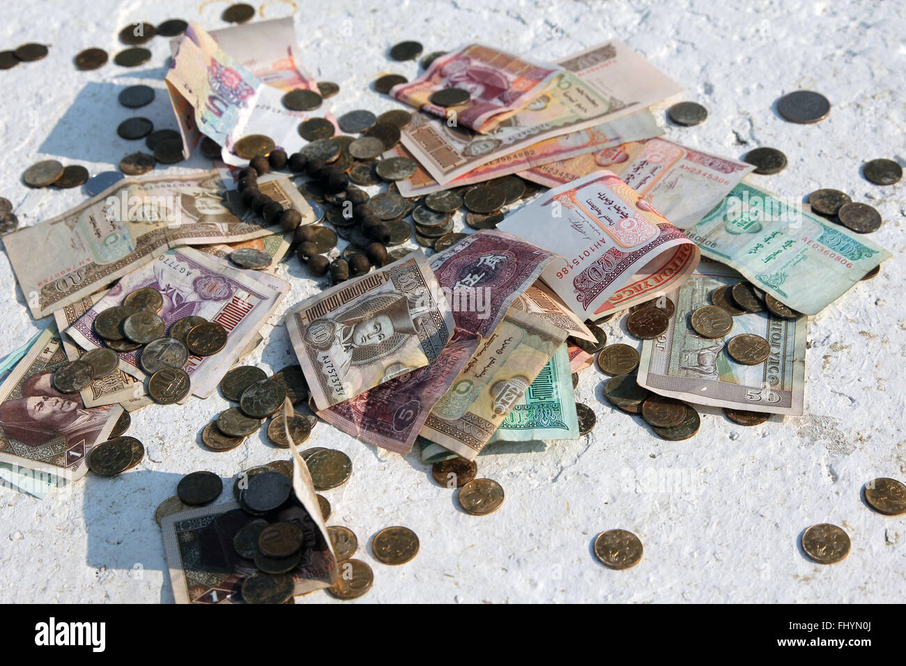 Haufen Geld Banknoten und Münzen der verschiedenen Länder ...