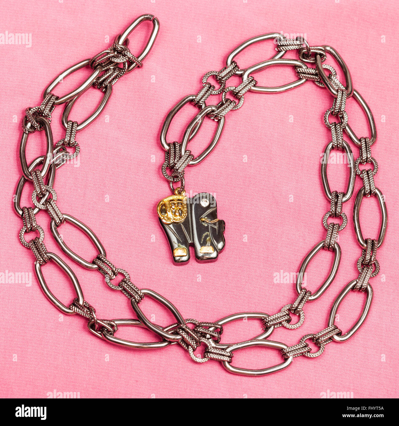 Modischer elefant -Fotos und -Bildmaterial in hoher Auflösung – Alamy