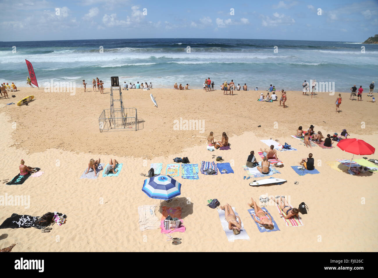 Menschen Sonnenbaden im Sommer am Manly Beach in Sydney, Australien ...