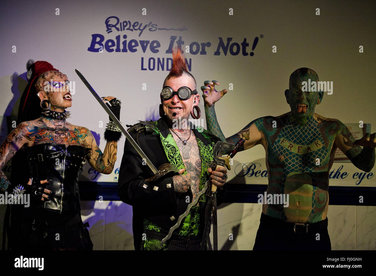 London, UK, 27. Februar 2016 - Circus of Horror Sword Swallower führt ...