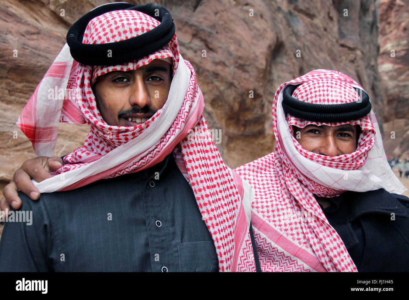 Zwei Beduinen Männer mit Keffieh pose in Petra, Jordanien ...