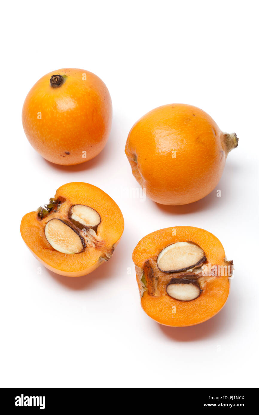 Ganze und halbe frischen Mispeln isoliert auf weißem Hintergrund ...