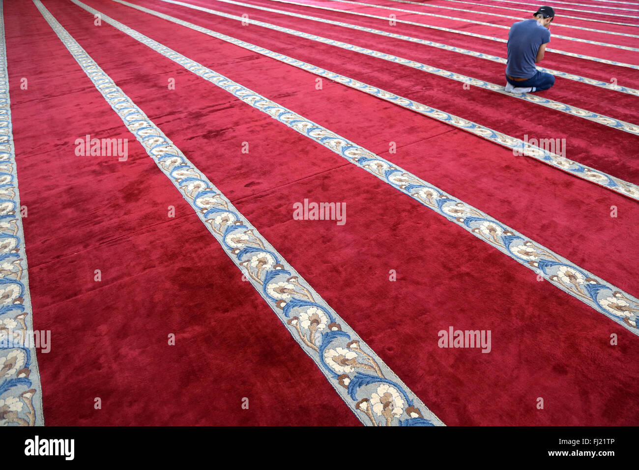 Roter moscheeteppich -Fotos und -Bildmaterial in hoher Auflösung – Alamy