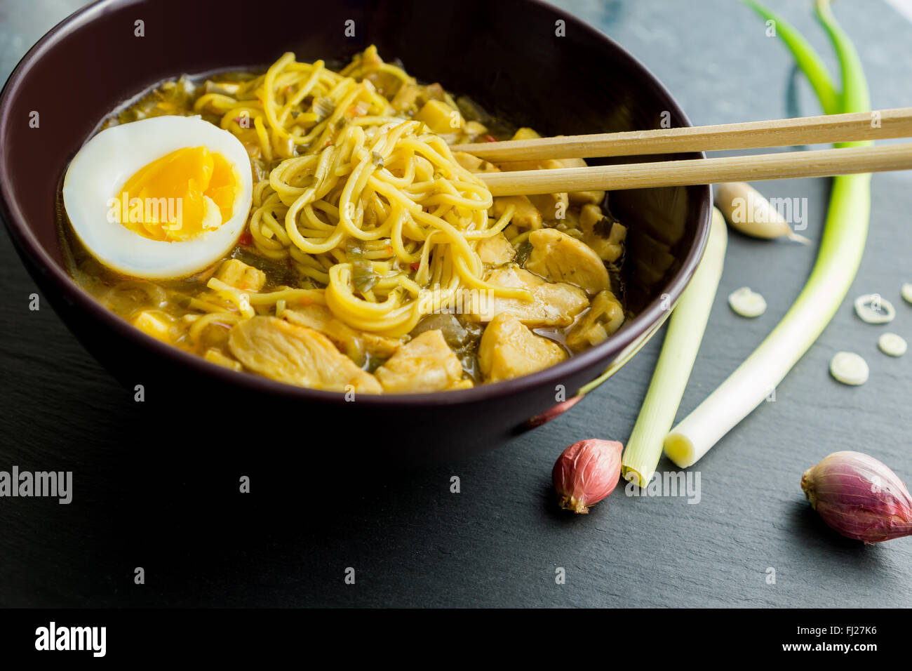 Huhn ramen nudeln -Fotos und -Bildmaterial in hoher Auflösung – Alamy