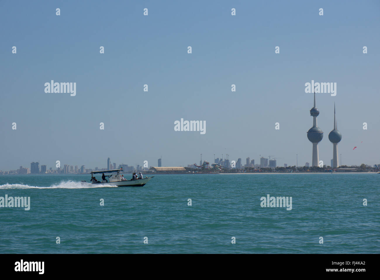 Ein Speed-Boot geht die Kuwait towers Stockfotografie - Alamy