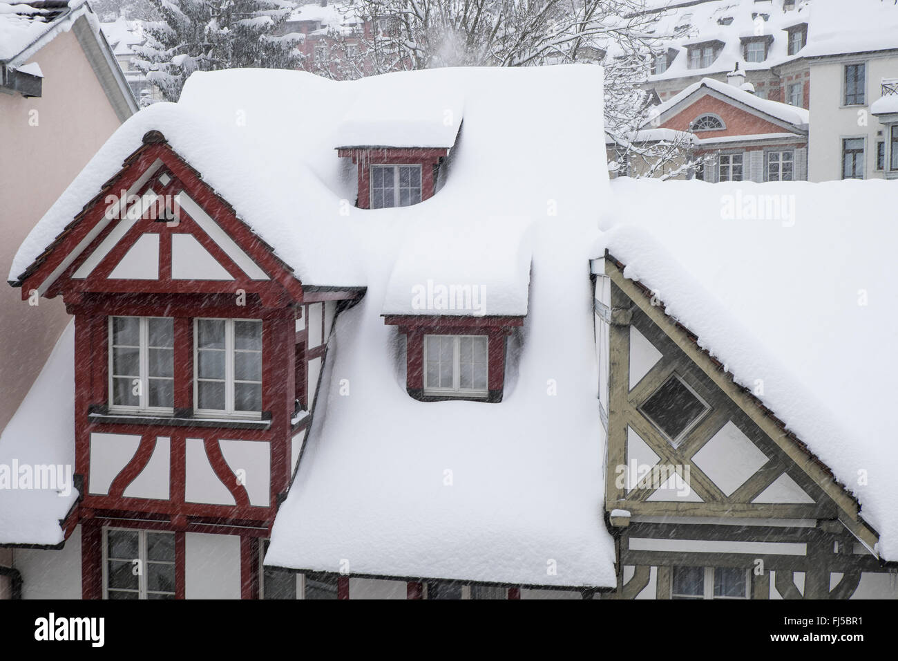 Saddle roof -Fotos und -Bildmaterial in hoher Auflösung – Alamy