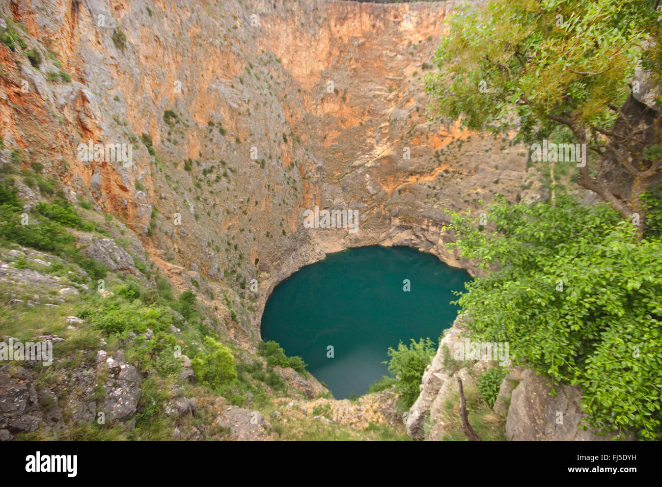 Roter See Crveno Jezero, eines der größten Wasserstauungen, Kroatien ...