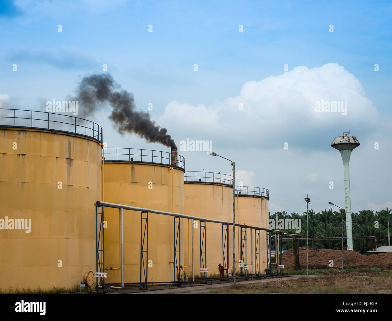 Palm oil storage tanks in -Fotos und -Bildmaterial in hoher Auflösung ...