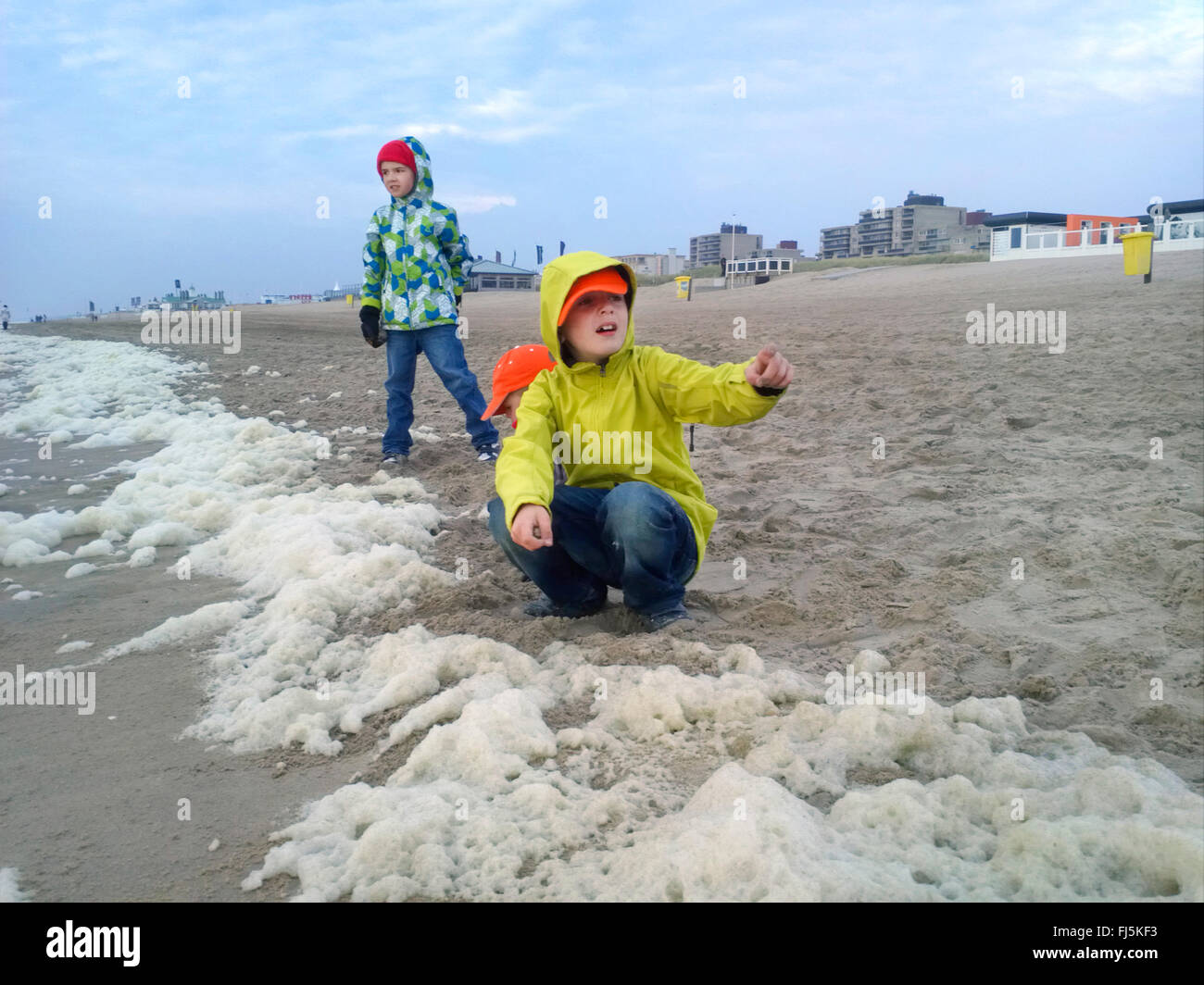 Europa kinder am strand -Fotos und -Bildmaterial in hoher Auflösung – Alamy