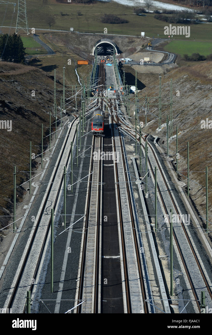 Ein Test-Zug der Deutschen Bahn AG fährt langsam aus einem Tunnel in ...