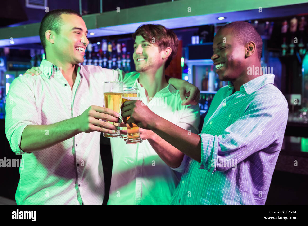 Männergruppe bier -Fotos und -Bildmaterial in hoher Auflösung – Alamy