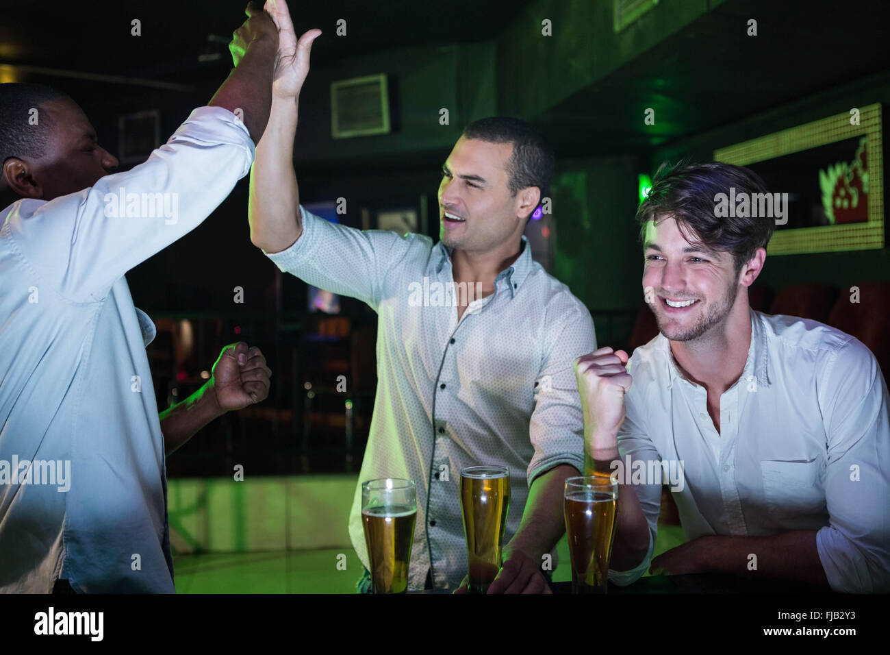 Männergruppe bier -Fotos und -Bildmaterial in hoher Auflösung – Alamy