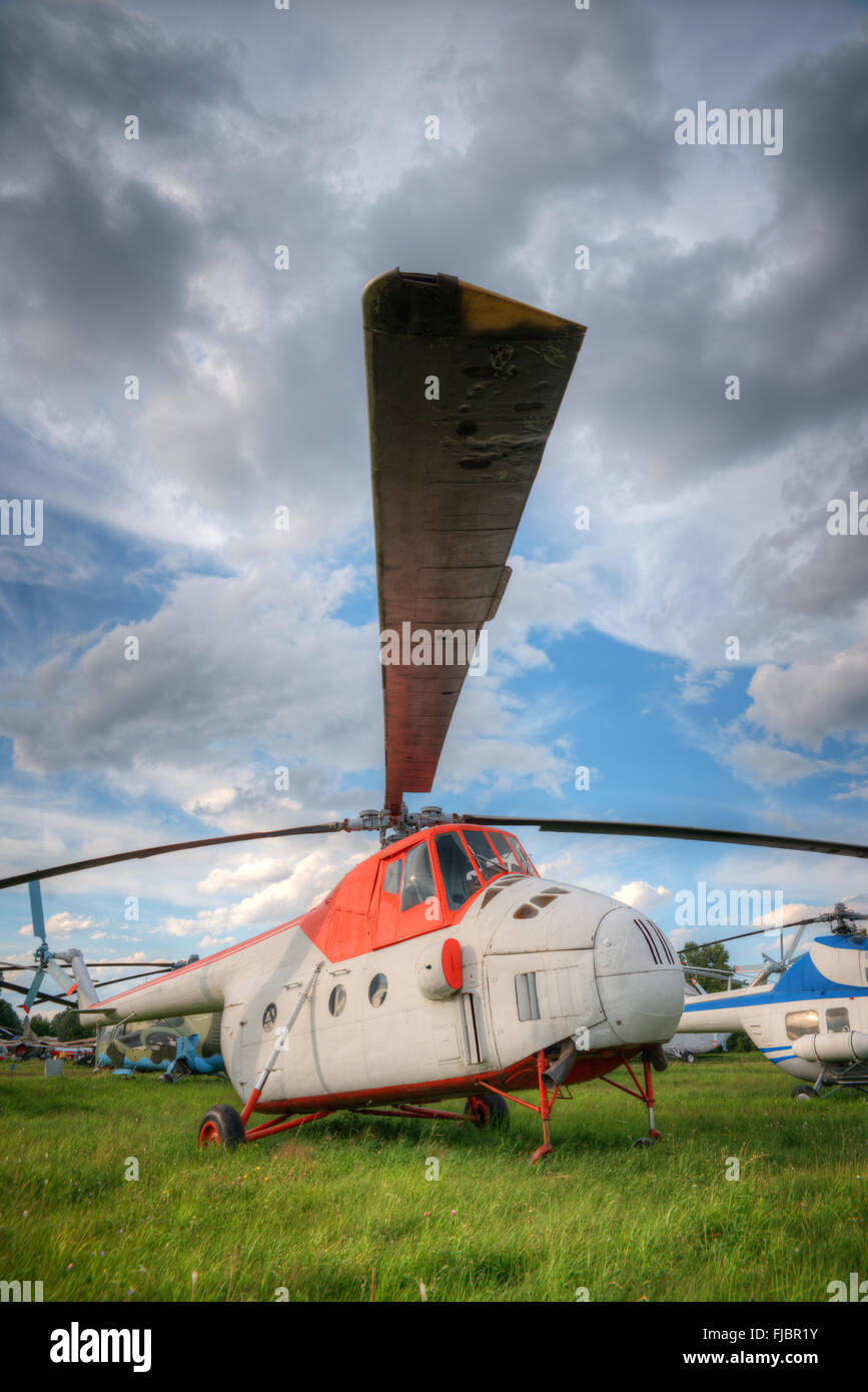 Hubschrauber gras -Fotos und -Bildmaterial in hoher Auflösung – Alamy
