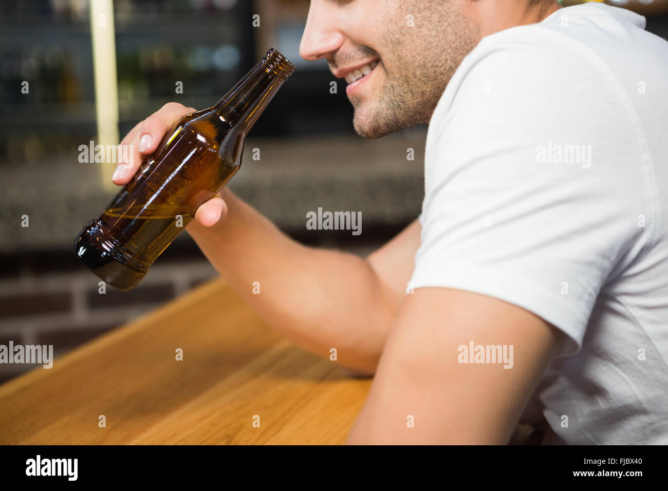 Man drinking beer bottle -Fotos und -Bildmaterial in hoher Auflösung ...