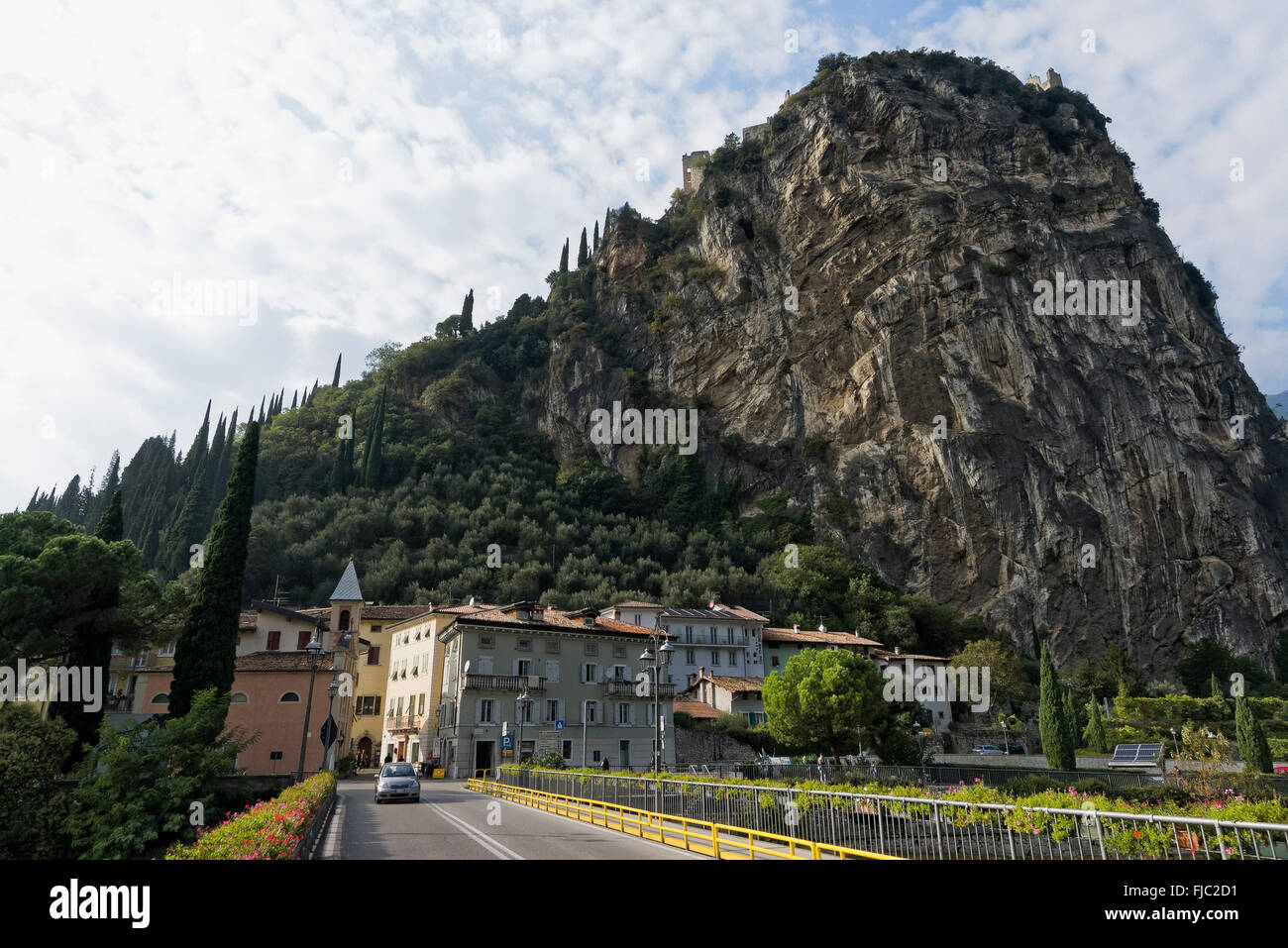 Schloss castello di arco -Fotos und -Bildmaterial in hoher Auflösung ...