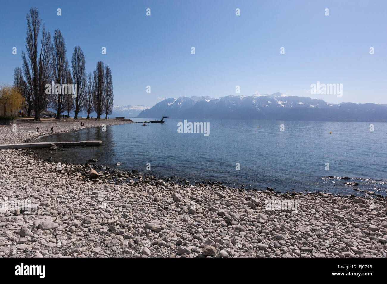 Kiesstrand in Genfer See, Lutry, Vaud, Schweiz Stockfotografie - Alamy