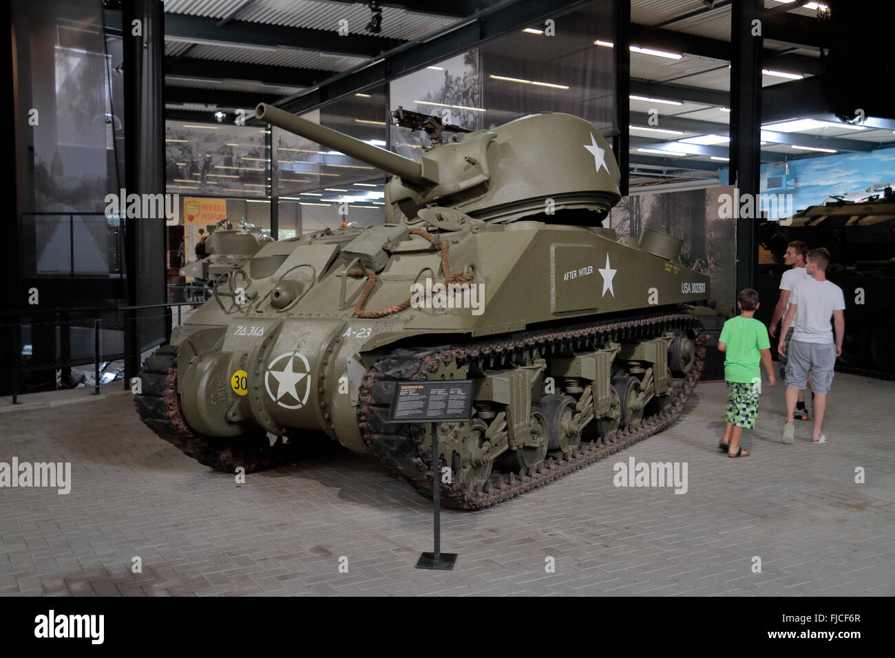 Ein stark beschädigtes amerikanischen Sherman M4 WWII Panzer auf dem ...