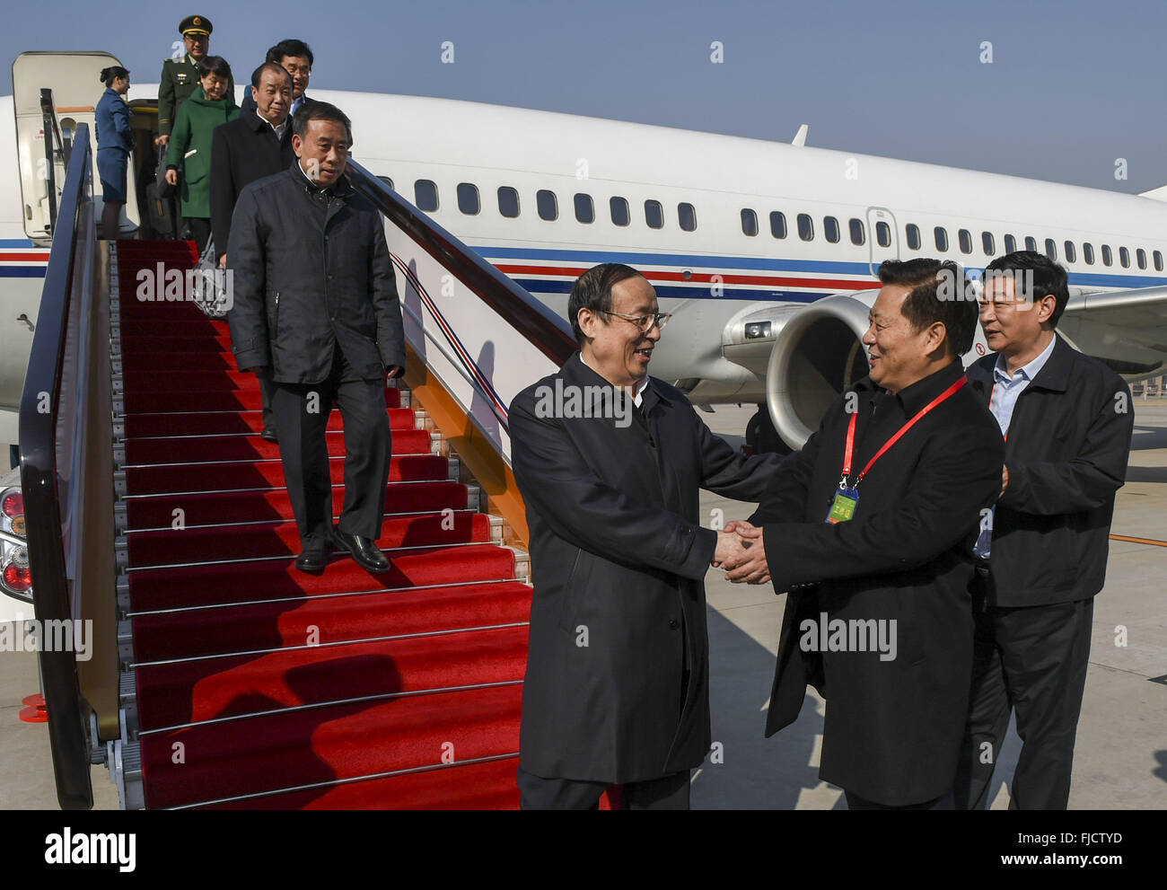Peking, China. 2. März 2016. Wang Xuejun (3. R), Abgeordneter zum 12 ...