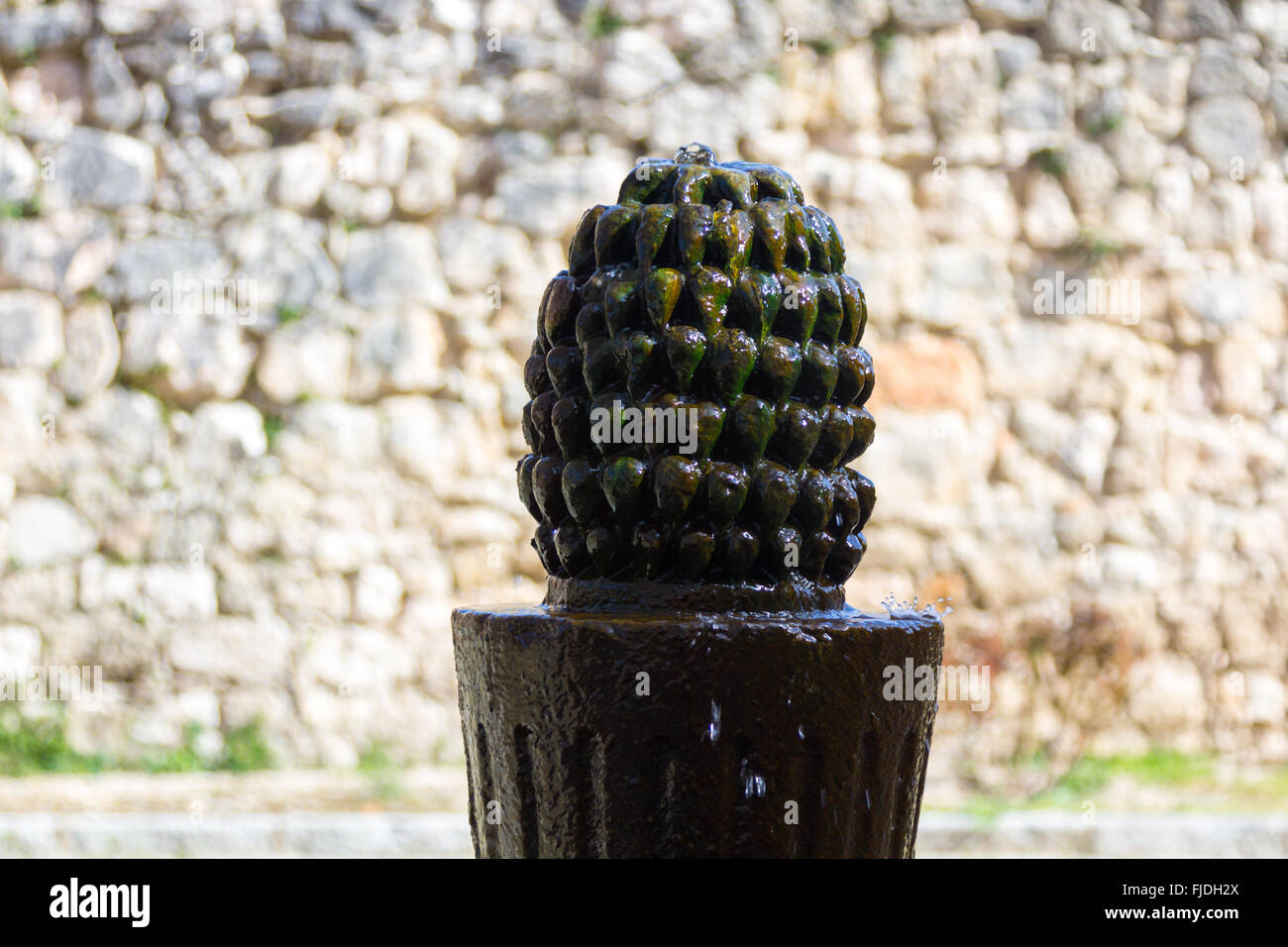 kleine Quelle von Wasser in Stein gemeißelt Stockfotografie - Alamy