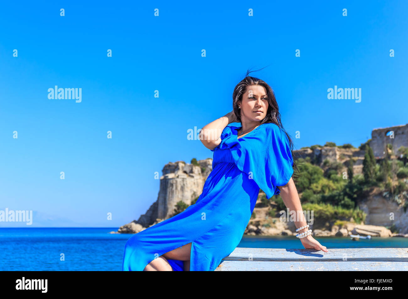 schöne junge brunet Griechin im blauen Kleid Stockfotografie - Alamy