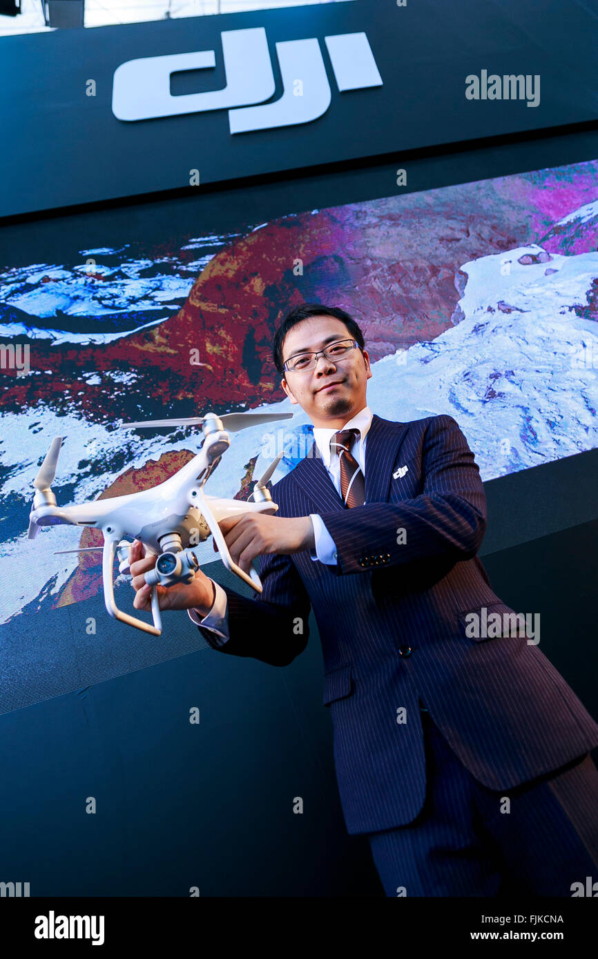 Allen Wu, DJI Japan General Manager, stellt das neue Phantom-4, die ...