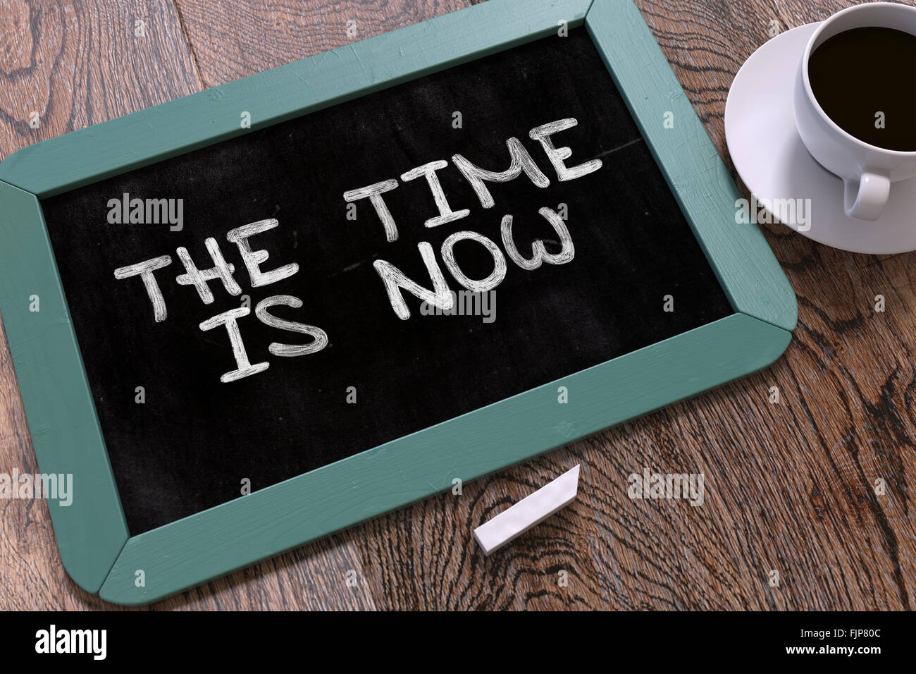 Die Zeit ist jetzt - Tafel mit Hand gezeichnet Text Stockfotografie - Alamy
