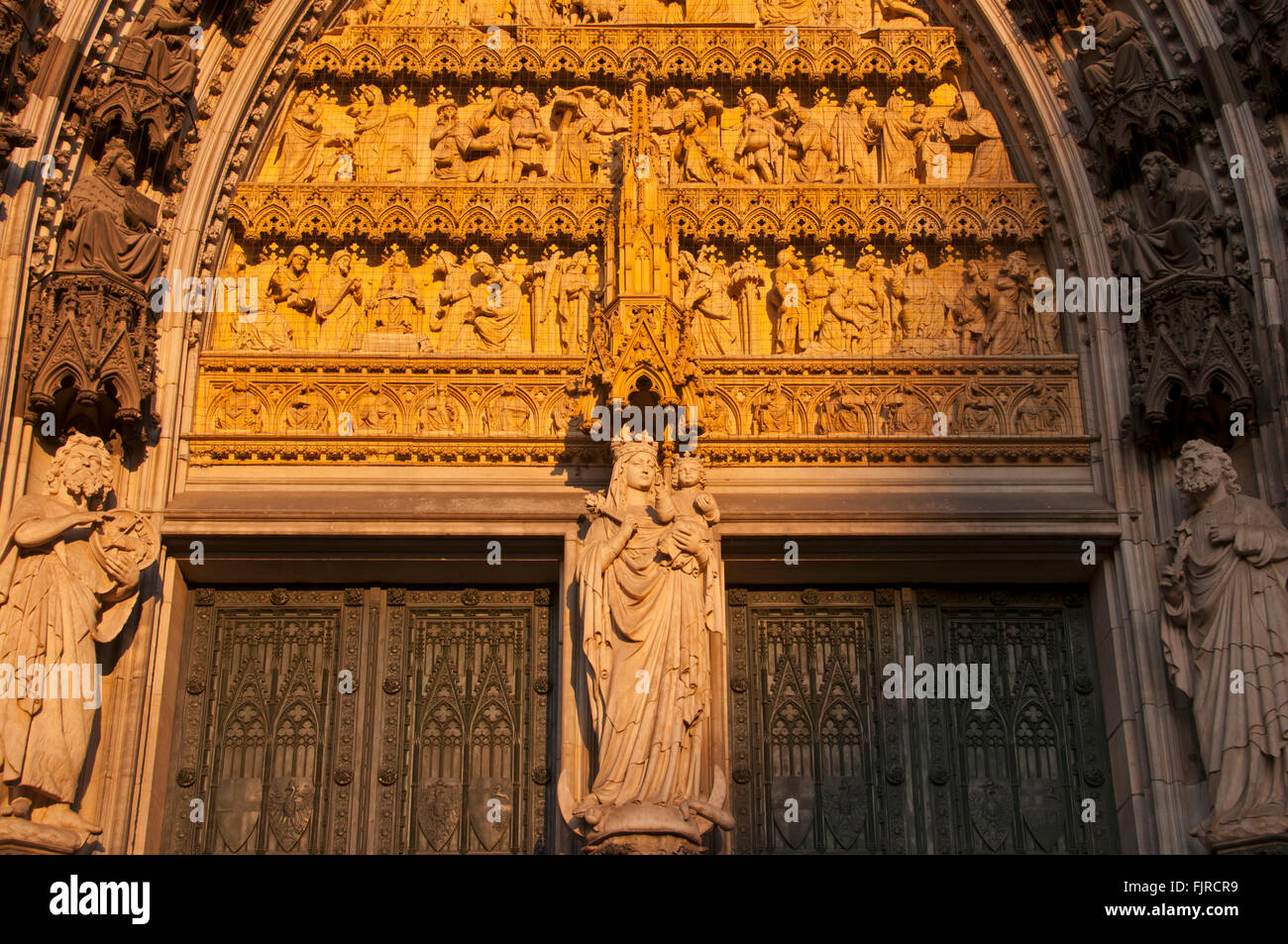 Kölner dom fassade detail -Fotos und -Bildmaterial in hoher Auflösung ...