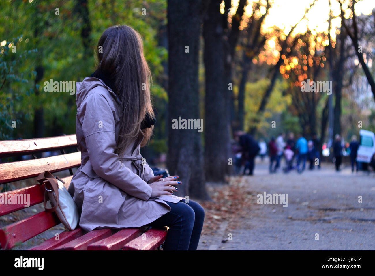 Mädchen auf der bank sitzen -Fotos und -Bildmaterial in hoher Auflösung ...
