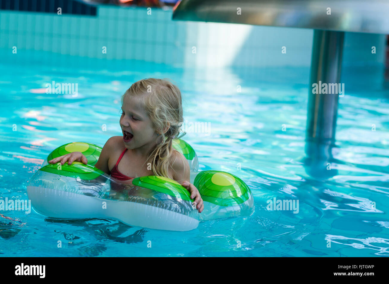 Kleine blonde mädchen blauer badeanzug -Fotos und -Bildmaterial in hoher Auflösung – Alamy