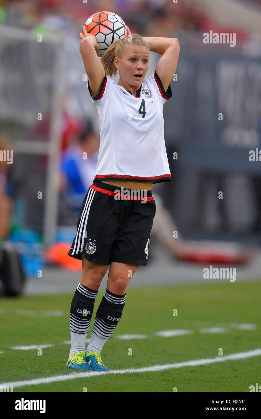 Tampa, Florida, USA. 3. März 2016. Deutschland-Verteidiger Leonie Maier ...