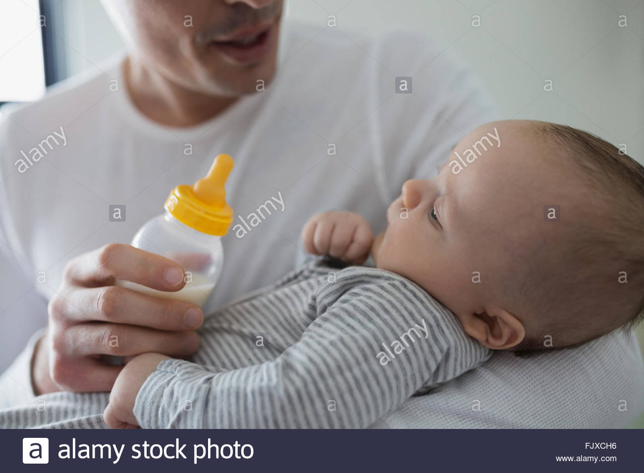Baby milk bottle father -Fotos und -Bildmaterial in hoher Auflösung – Alamy