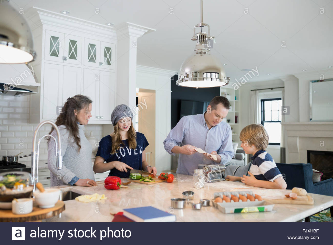 Familie kochen -Fotos und -Bildmaterial in hoher Auflösung – Alamy