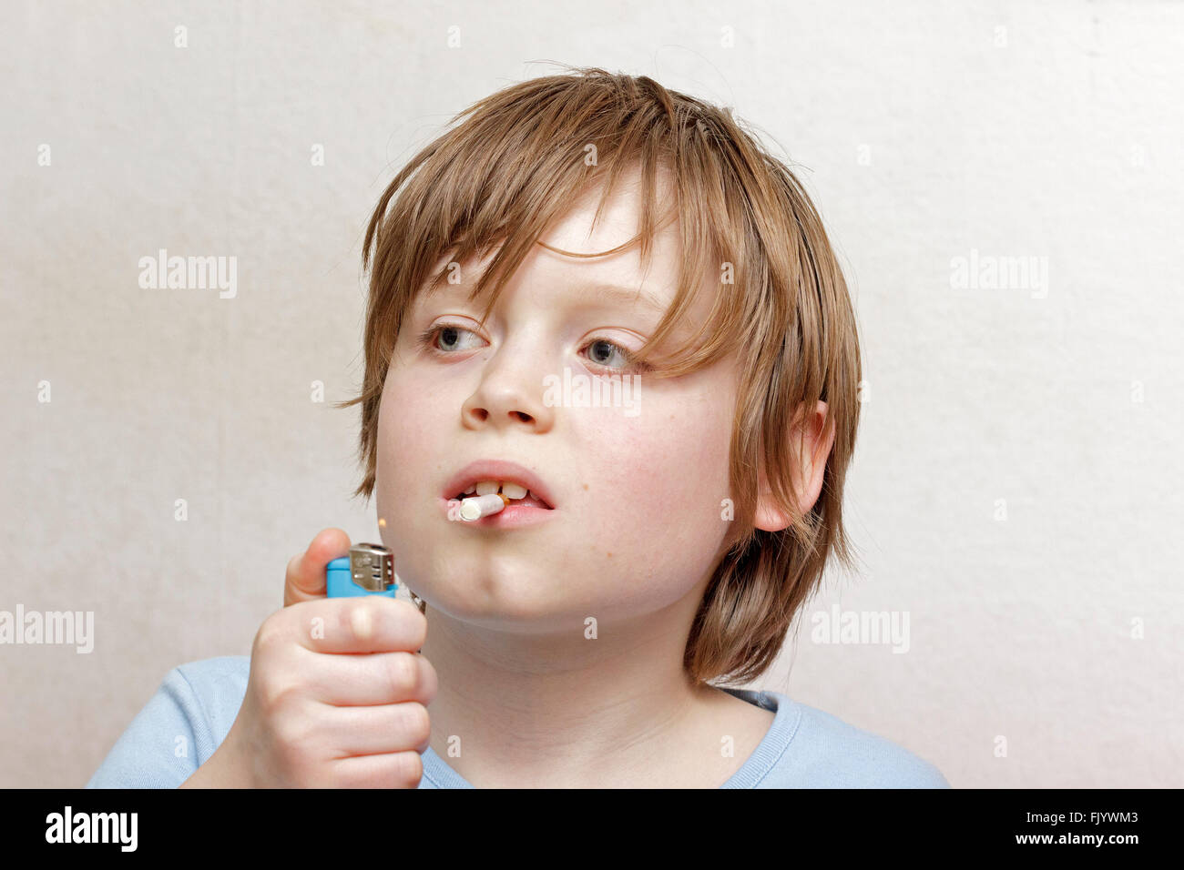Kid rauchen -Fotos und -Bildmaterial in hoher Auflösung – Alamy