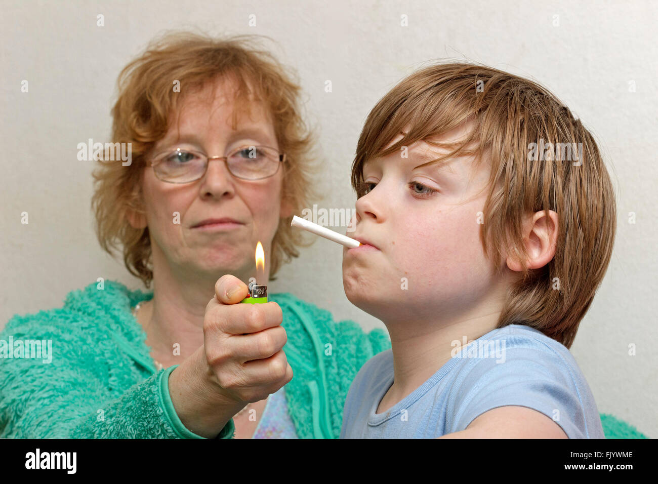 Minderjährigen jungen Rauchen, seine Mutter, seine Zigarette Stockfotografie - Alamy