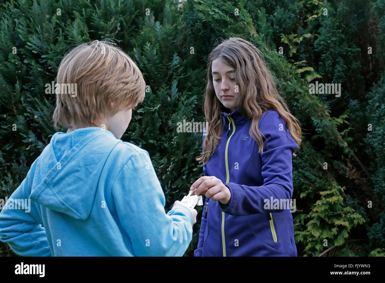 Smoking secretly -Fotos und -Bildmaterial in hoher Auflösung – Alamy