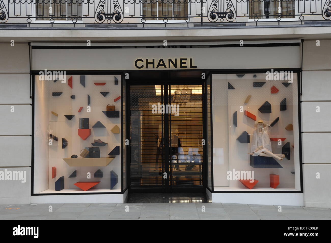 Chanel Shop London Stockfotos & Chanel Shop London Bilder - Alamy