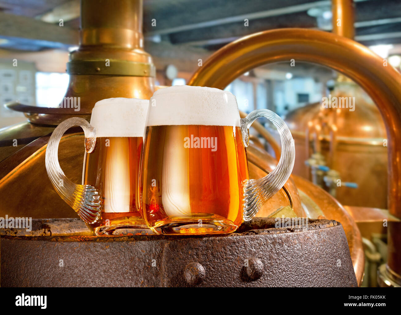 Zwei biere brauen -Fotos und -Bildmaterial in hoher Auflösung – Alamy