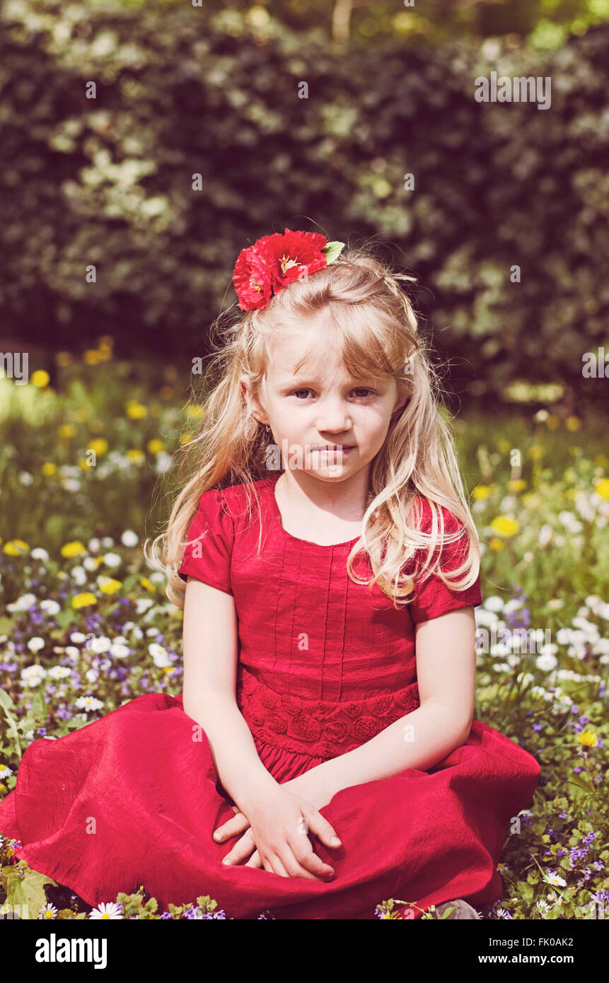 Mädchen auf der wiese -Fotos und -Bildmaterial in hoher Auflösung – Alamy