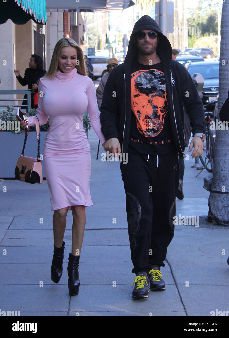Deutsche Tycoon Bastian Yotta und Frau Maria unterwegs in Beverly Hills ...