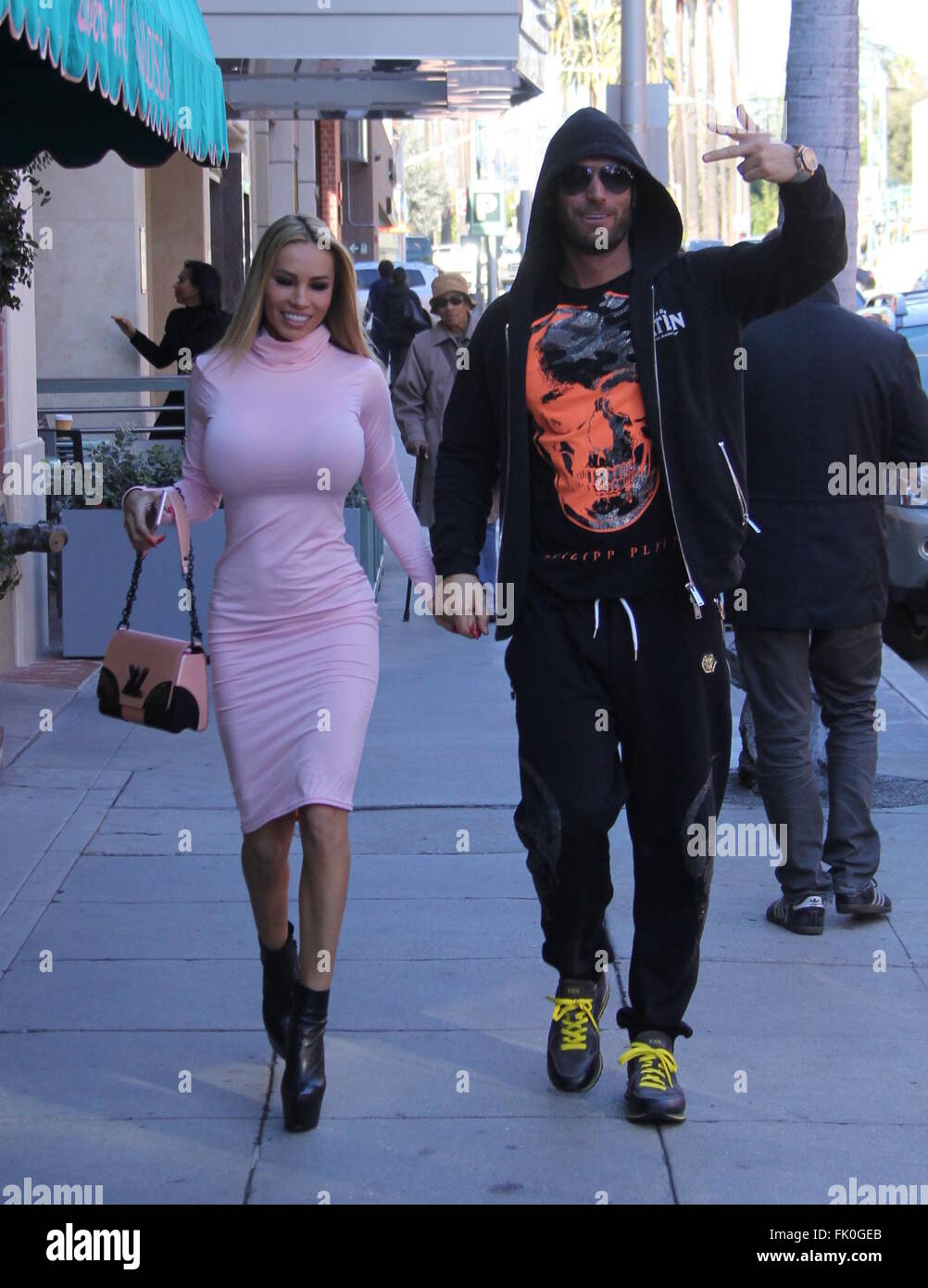 Deutsche Tycoon Bastian Yotta und Frau Maria unterwegs in Beverly Hills ...