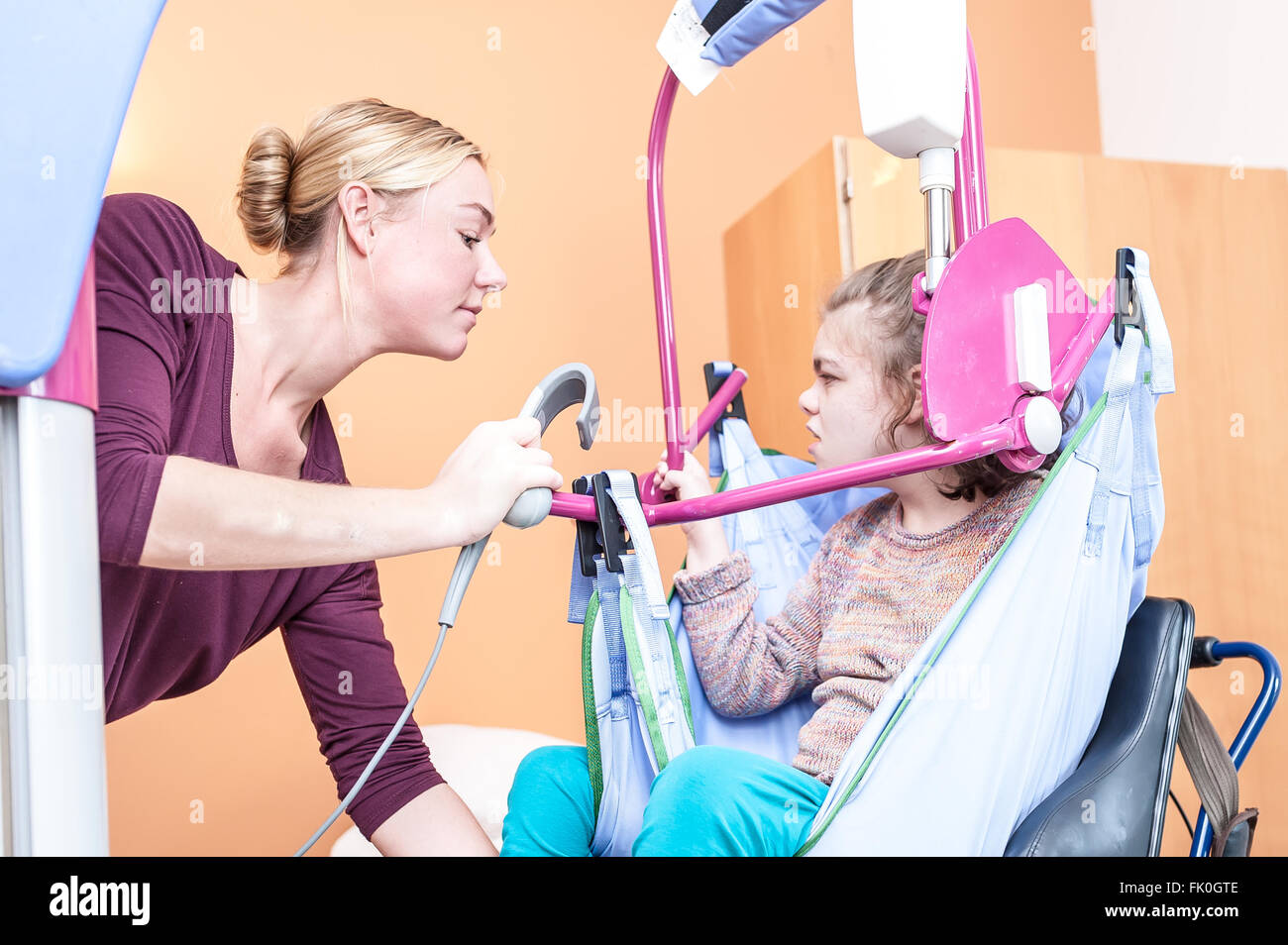 Behinderter mensch mit betreuer -Fotos und -Bildmaterial in hoher ...