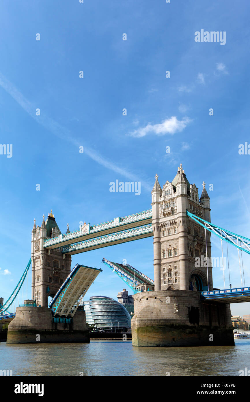 Blick auf Tower Bridge London aus St. Catherines Dock. Der ...