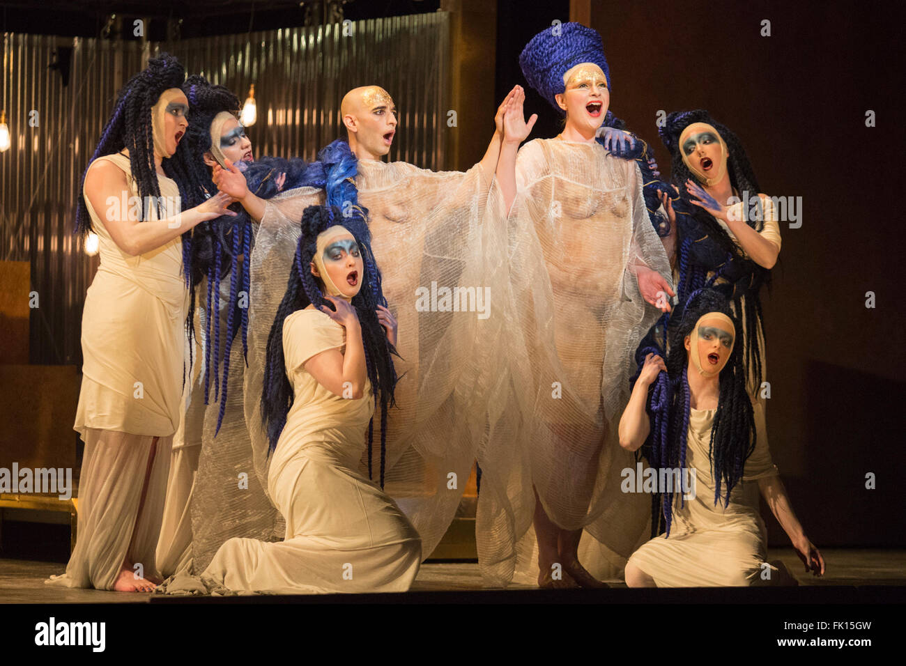 London, UK. 2. März 2016. Anthony Roth Costanzo als Akhnaten und Emma ...