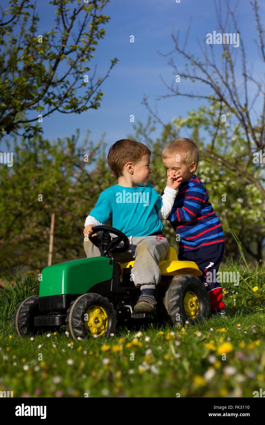 Zwei kleine Junge sitzt in einem Baby Traktor Stockfotografie - Alamy