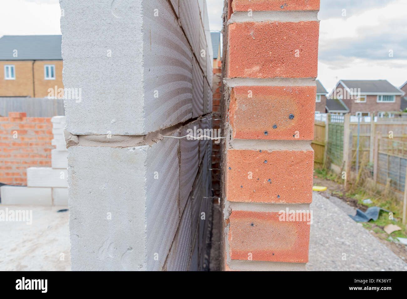 Haus in verschiedenen Bauphasen zeigt Metall Maueranker Stockfotografie ...
