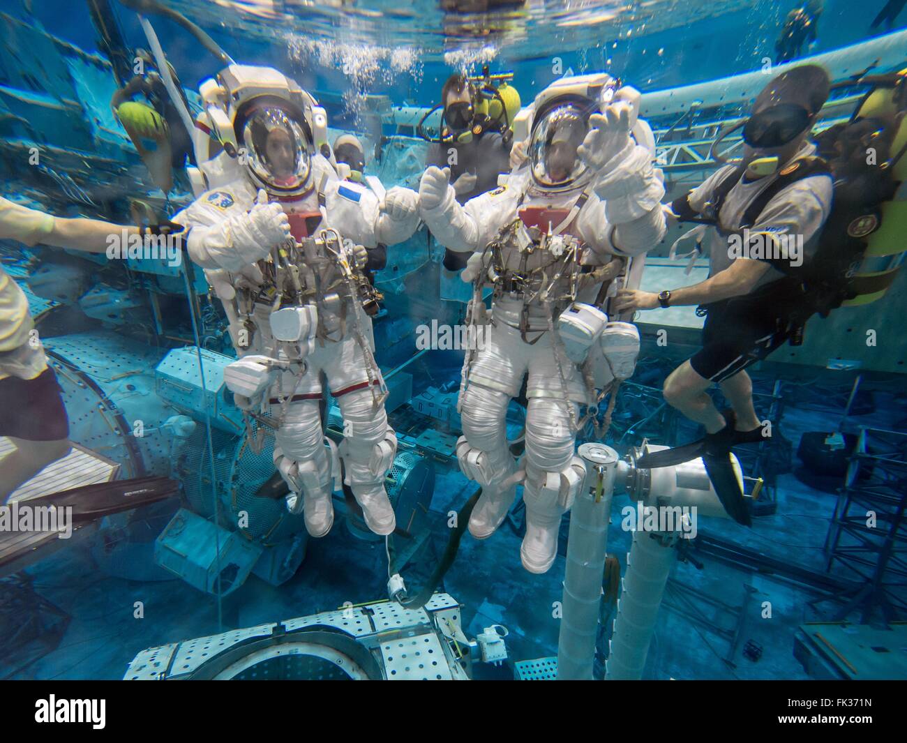 ESA-Astronauten Luca Parmitano und Thomas Pesquet in Raumanzügen ...